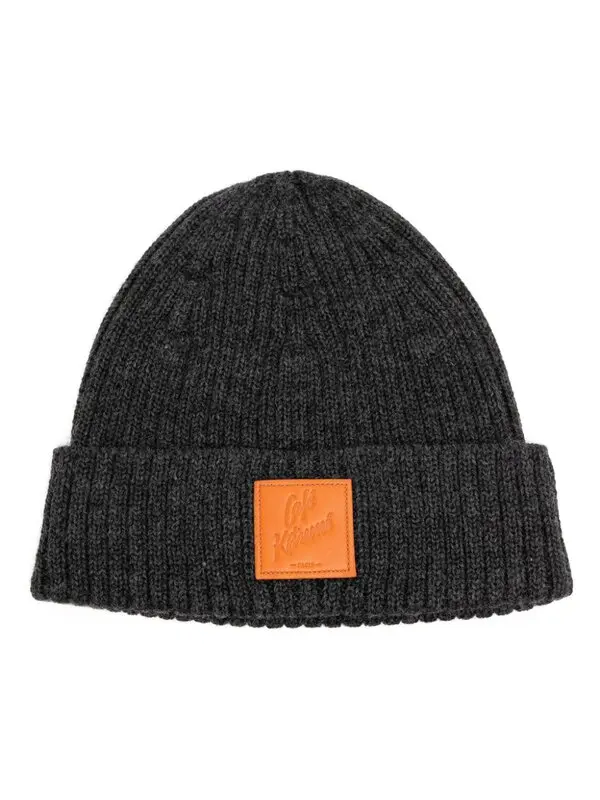 CAFÉ KITSUNÉ Logo-patch Ribbed Knit Beanie - Grey