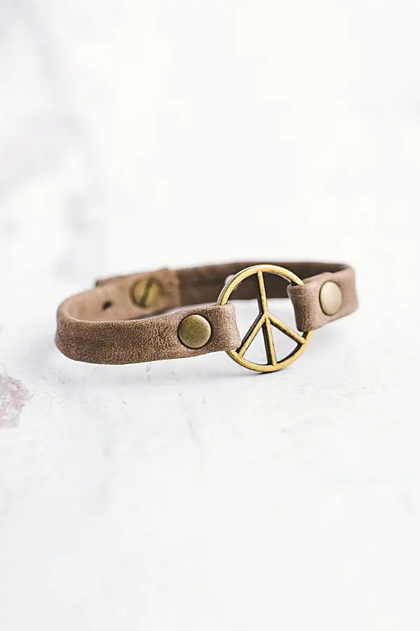 GIVING BRACELETS Antique Brass Peace Maker Leather Bracelet - Light Grey