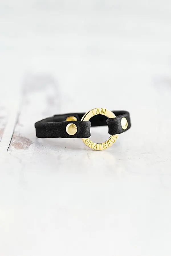 GIVING BRACELETS Gold I Am Grateful Mantra Bracelet - Black