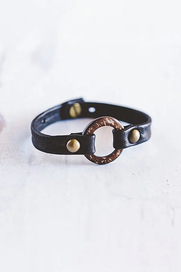 GIVING BRACELETS Circle Of Love Leather Bracelet - Black