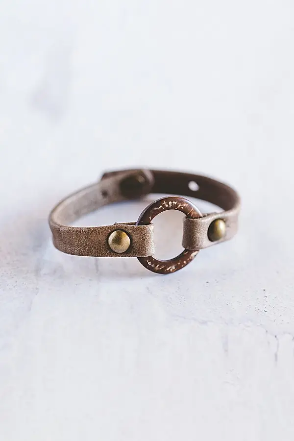 GIVING BRACELETS Circle Of Love Leather Bracelet - Light Grey