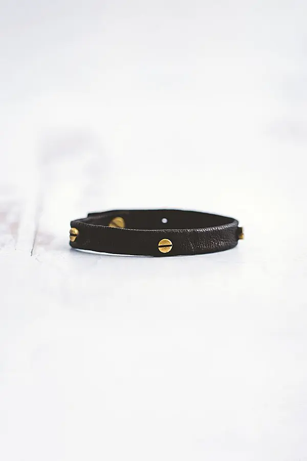 GIVING BRACELETS Connected Leather Bracelet - Black