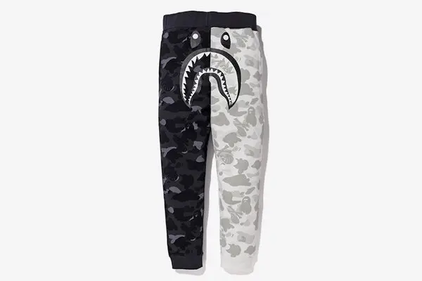 A BATHING APE X Neighborhood Split Camo Shark Sweatpants - Black/white