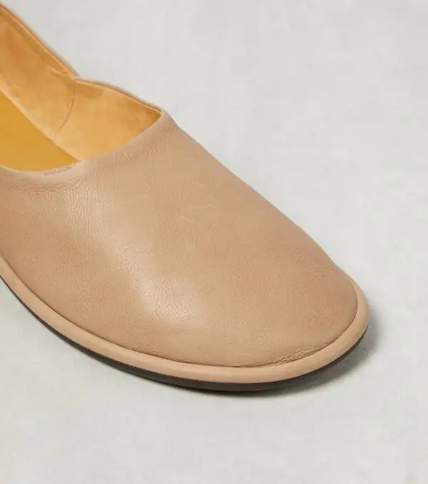 THE ROW Canal Leather Flats - Beige