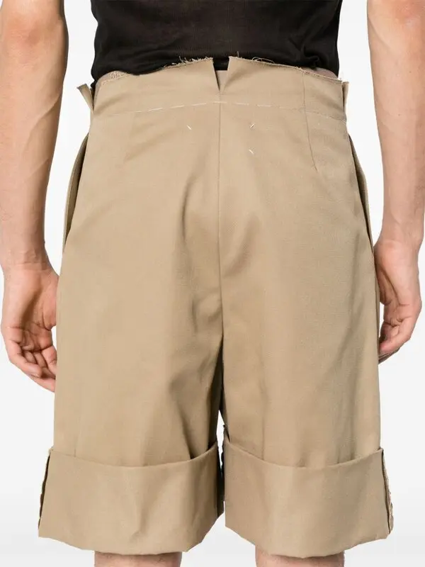 8/3まで【maison margiela】 スケーターチノ ショーツ Maison Margiela Pleated Skater Shorts - Neutrals | Editorialist