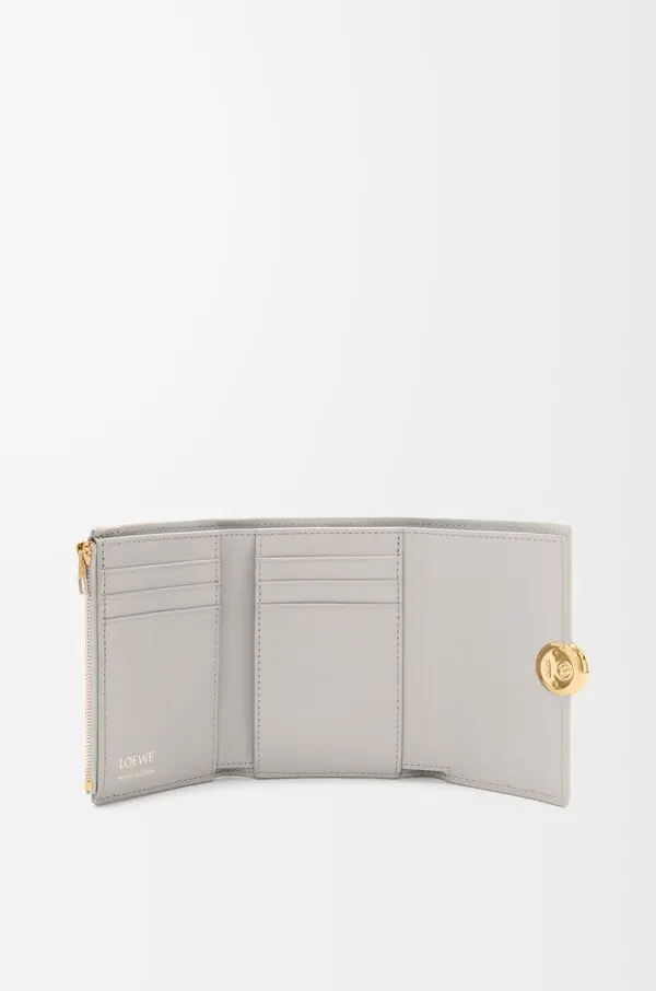 Loewe Pebble Small Vertical Wallet In Shiny Nappa Leather Skin - Shell Grey