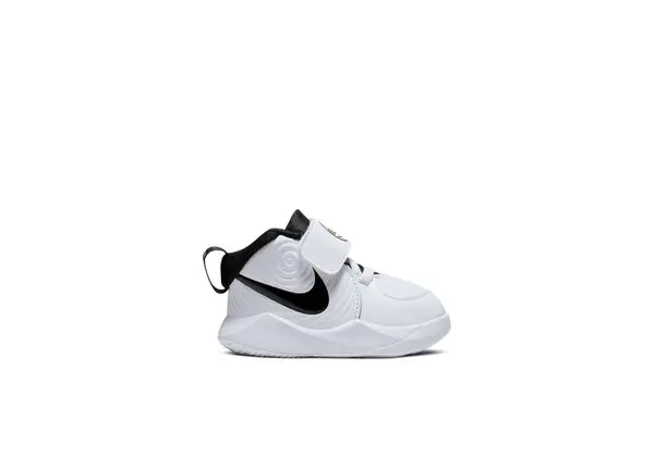 Nike Team Hustle D 9 Sneakers