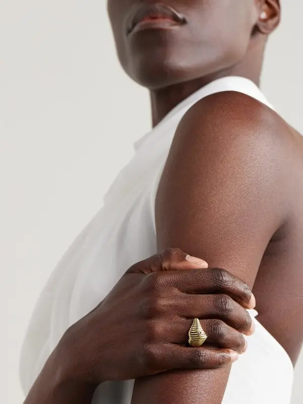 Yvonne Léon Chevaliere Berlingot 9-karat Topaz Signet Ring