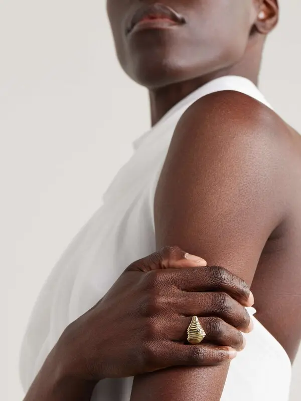 Yvonne Léon Chevaliere Berlingot 9-karat Topaz Signet Ring