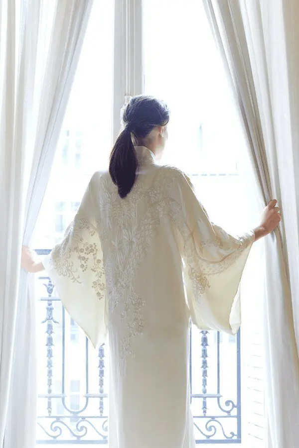 Natori Key Essentials Embroidered Silk Robe - White