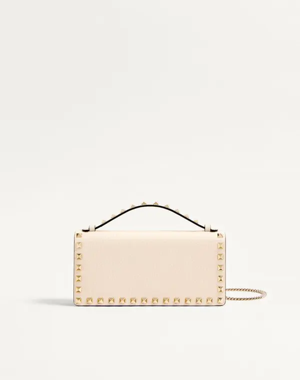 Valentino Garavani Rockstud Wallet With Chain In Grainy Calfskin - Light Ivory