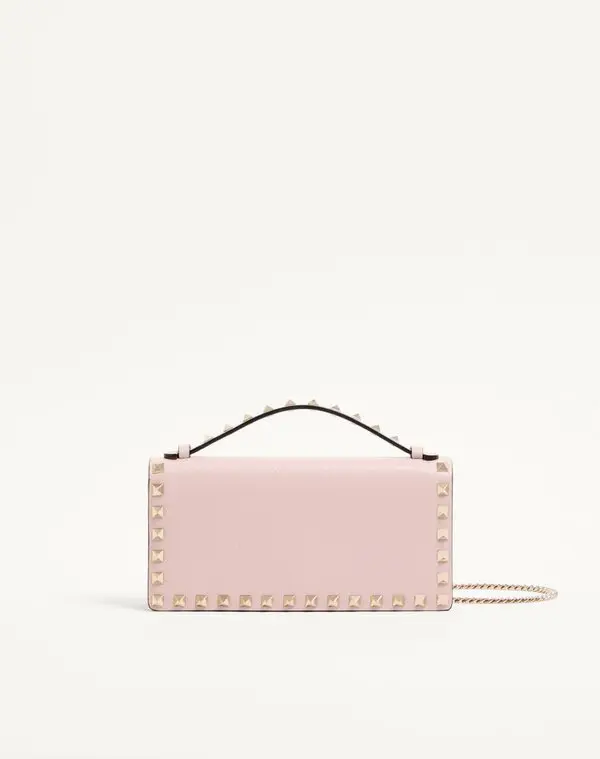 Valentino Garavani Rockstud Wallet With Chain In Grainy Calfskin - Pink