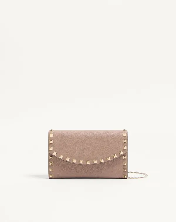 Valentino Garavani Rockstud Wallet With Chain In Grainy Calfskin - Poudre