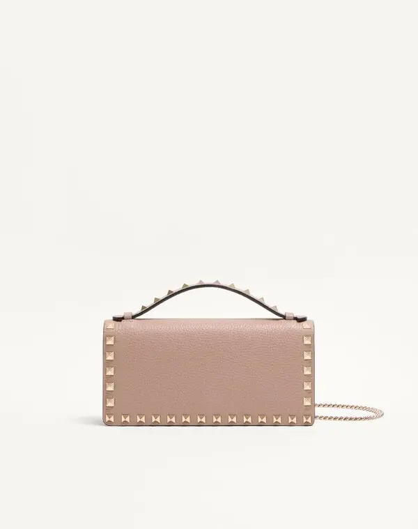 Valentino Garavani Rockstud Wallet With Chain In Grainy Calfskin - Poudre