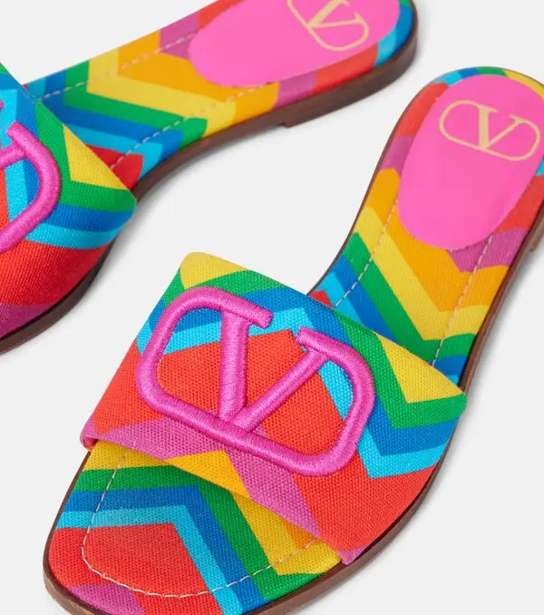 Valentino Garavani Vlogo Chevron 24 Canvas Slides