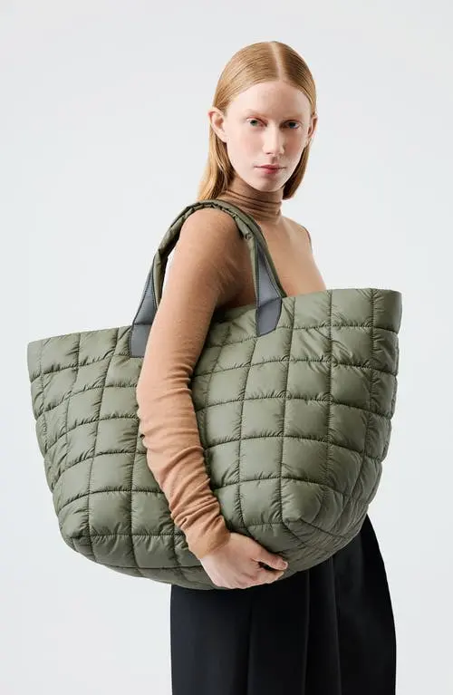 VEECOLLECTIVE Porter Water Repellent Quilted Weekend Bag