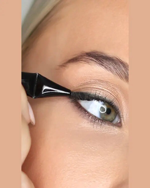 KEVYN AUCOIN Angled Eyeliner Brush
