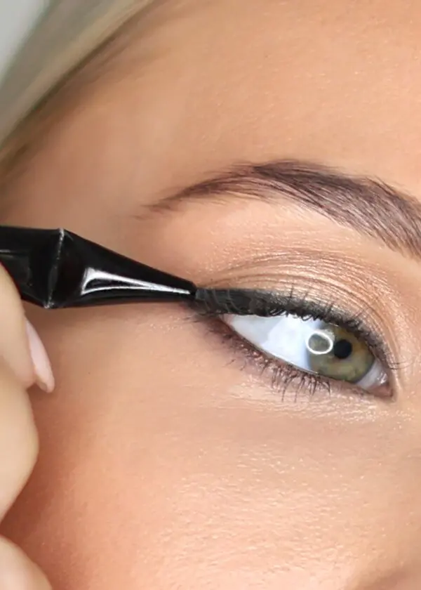 KEVYN AUCOIN Angled Eyeliner Brush