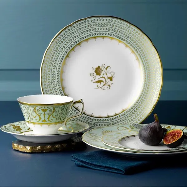 ROYAL CROWN DERBY Darley Abbey Accent Plate, 8