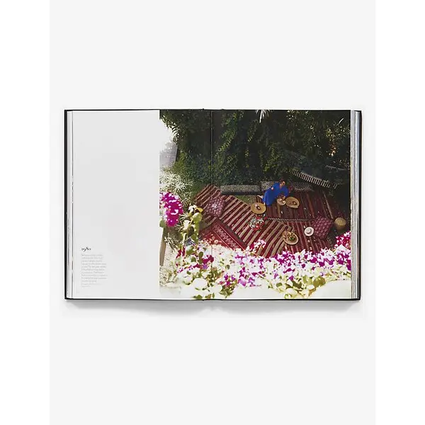 ABRAMS AND CHRONICLE BOOKS Vogue On Location Book