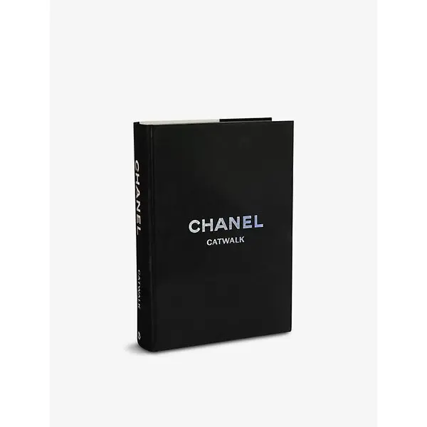 THAMES & HUDSON Chanel Catwalk: The Complete Collections Book - One-color