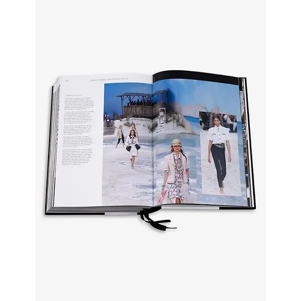 THAMES & HUDSON Chanel Catwalk: The Complete Collections Book