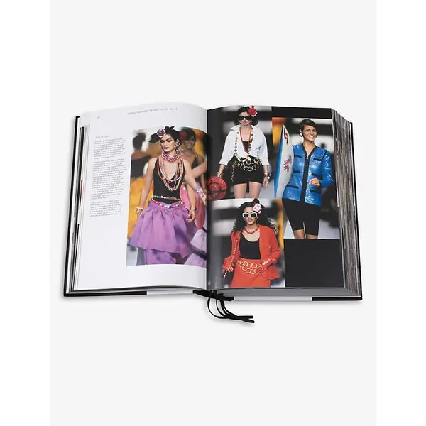 THAMES & HUDSON Chanel Catwalk: The Complete Collections Book