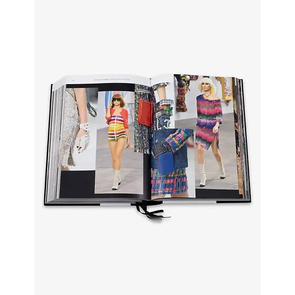 THAMES & HUDSON Chanel Catwalk: The Complete Collections Book