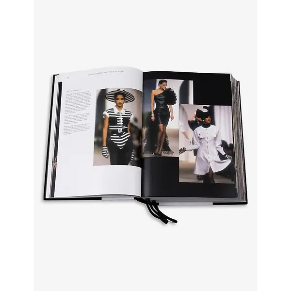 THAMES & HUDSON Chanel Catwalk: The Complete Collections Book