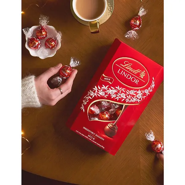 LINDT Lindor Milk Chocolate Truffles 600g