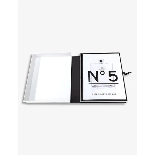 THAMES & HUDSON Chanel N°5 Catwalk Book