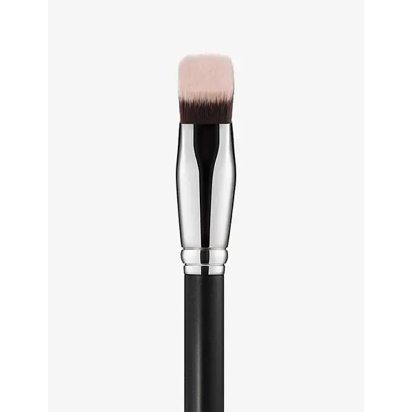MAC COSMETICS 171s Wedge Smooth-edge Face Brush - One-color