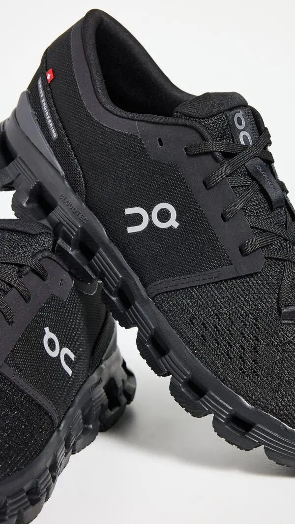 On X 4 Sneakers