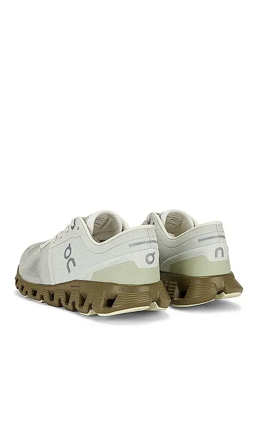 On X 3 Sneaker