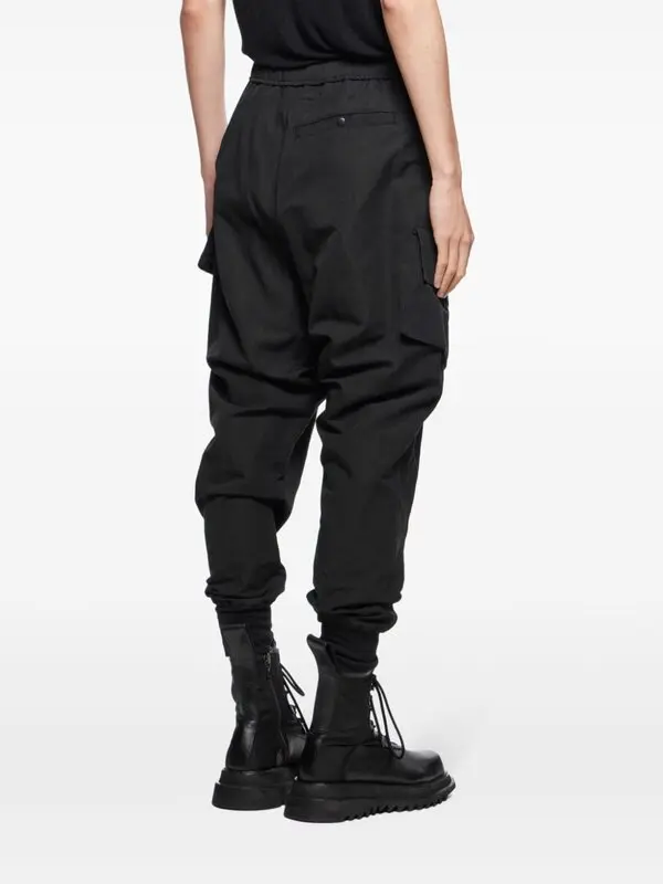 パンツ JULIUS Drop-Crotch Cropped Pants Julius Drop-Crotch Cargo Trousers In Black - 30% Off | Editorialist