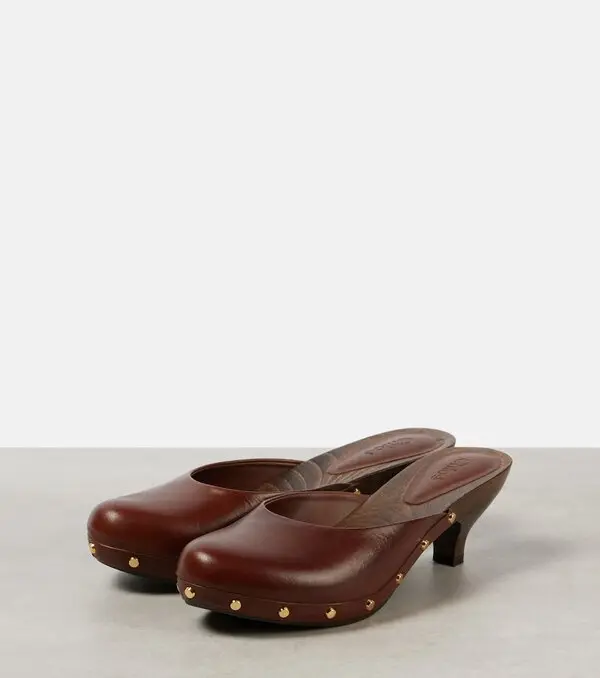 Chloé Judith Studded Leather Clogs - Brown