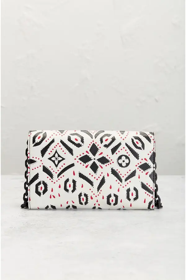 LOUIS VUITTON Portefeuille Twisted Wallet On Chain In White