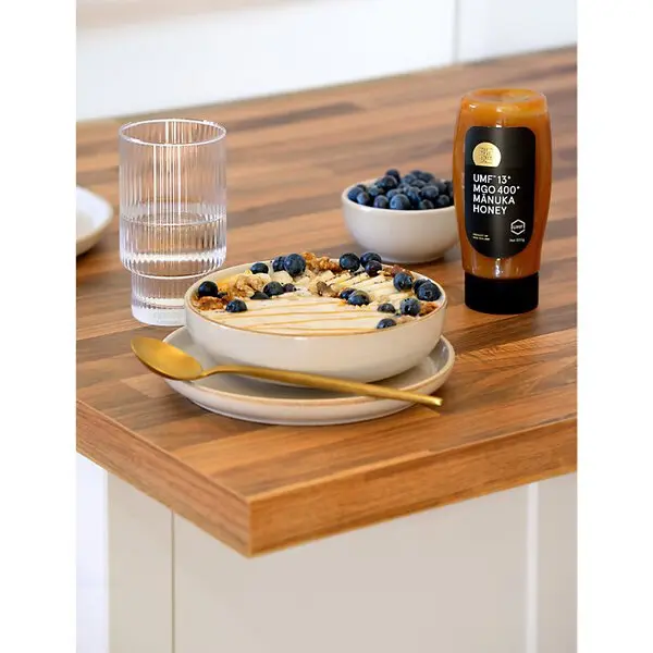 THE TRUE HONEY COMPANY 400 Mgo Squeezy Manuka Honey 500g