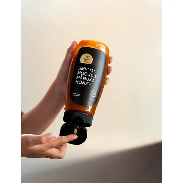 THE TRUE HONEY COMPANY 400 Mgo Squeezy Manuka Honey 500g