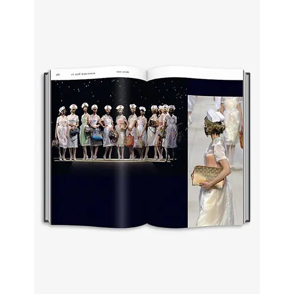 THAMES & HUDSON Louis Vuitton Catwalk Book