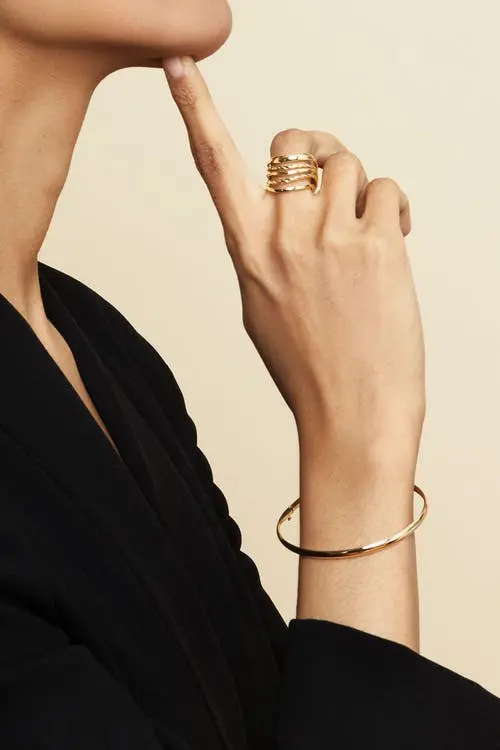 ORADINA 14k Hinged Bangle