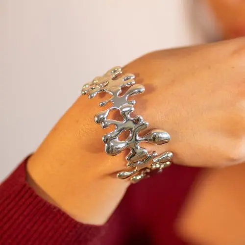 LUCY QUARTERMAINE Splash Hinged Bangle - Sterling Silver