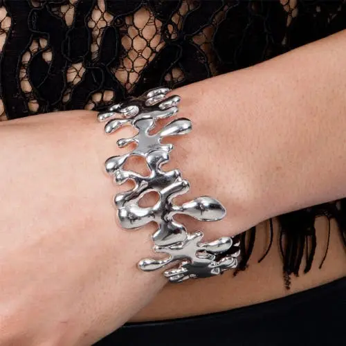 LUCY QUARTERMAINE Splash Hinged Bangle