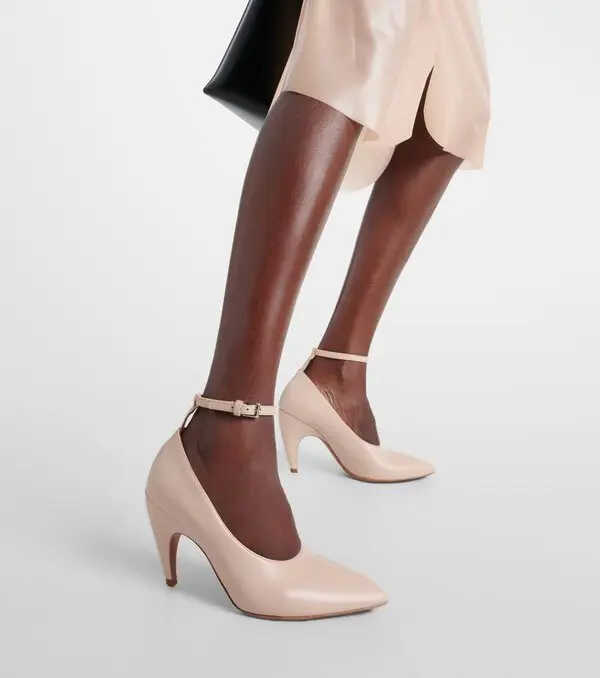 Alaïa Pointed Toe Pumps - Beige