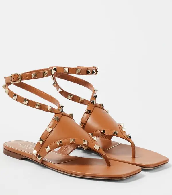 Valentino Garavani Rockstud Thong Sandals - Beige