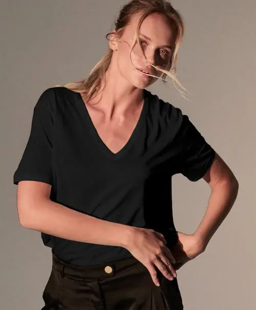 Majestic Filatures Lyocell Cotton Semi Relaxed Short Sleeve V-neck T-shirt - Noir