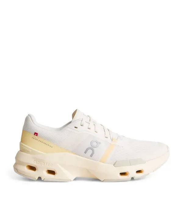 On Cloudpulse Trainers - White
