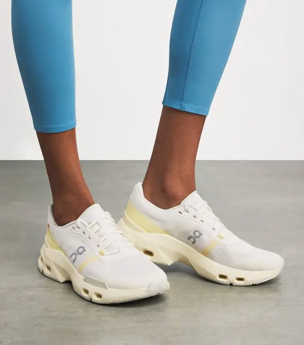 On Cloudpulse Trainers - White