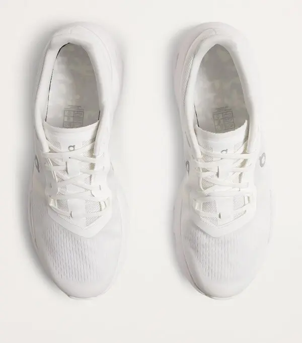 On Cloudpulse Trainers - White