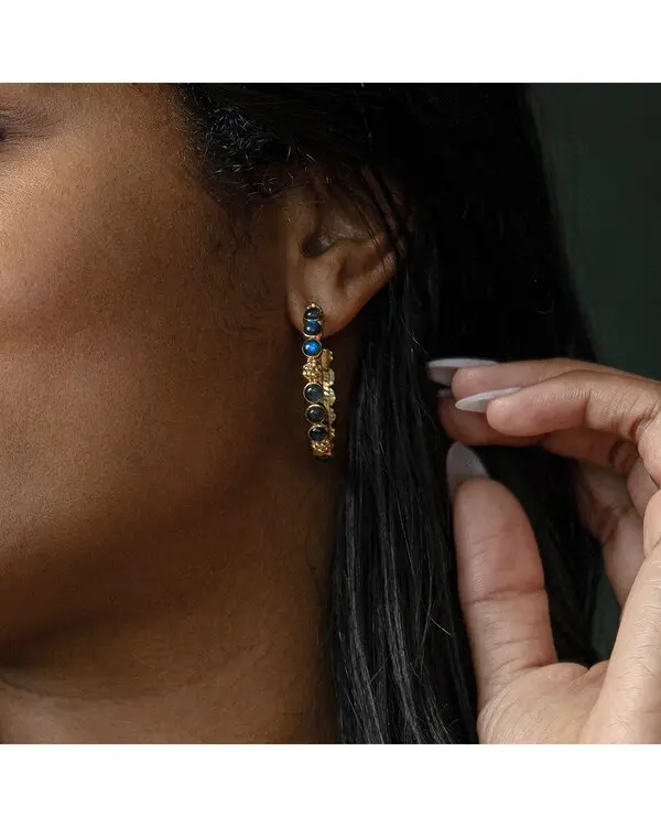 CAPUCINE DE WULF Berry Gem Medium Hoop Earrings - Blue/gold
